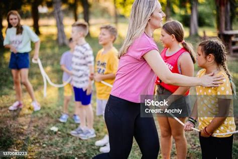 여름 캠프에서 밧줄로 줄다리기를 연주하는 학교 아이들 줄다리기에 대한 스톡 사진 및 기타 이미지 줄다리기 스포츠 훈련