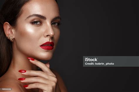 고전적인 메이크업과 빨간 손톱과 아름다운 소녀 매니큐어 디자인 뷰티 페이스 손톱에 대한 스톡 사진 및 기타 이미지 손톱