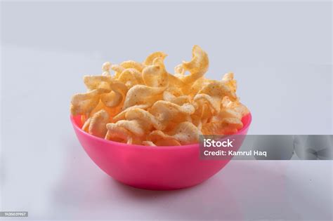 감자 칩이 쌓이고 쌓이고 쌓이고 바삭 바삭한 물결 모양의 스낵 조각 다발이 있습니다 광고 패키지 또는 프로모션 광고 맛있는 음식 잔물결 식사를위한 격리 된 칩 0명에 대한