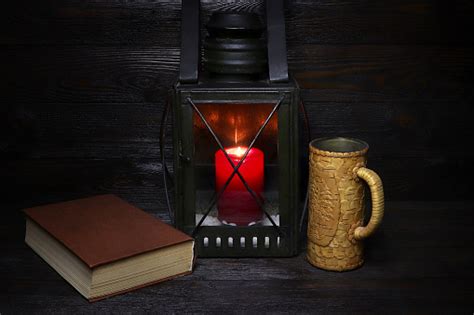 오래된 촛불 등불 자작 나무 껍질 머그잔과 나무 배경에 책 불타는 촛불이있는 오래된 램프 거리에 대한 스톡 사진 및 기타 이미지 Istock