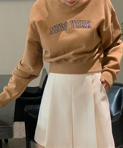 꾸안꾸데일리템🤎 뉴욕 크롭 맨투맨 2colors 에이블리