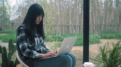 坐在地上的年轻女孩使用平板电脑2视频特效素材 千库网