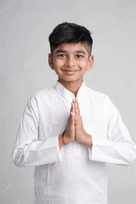 Netter Indischer Kleiner Junge In Namaste Oder Betender Pose über