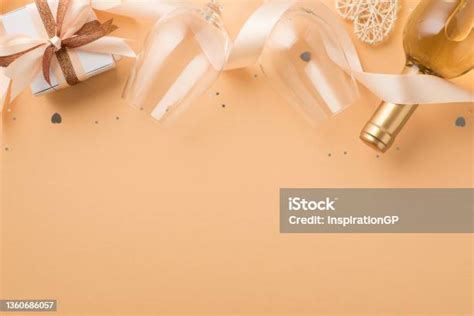 발렌타인 데이 장식 와인 병 와인 잔 선물 상자의 최고 보기 사진 빛나는 갈색과 빛 베이지 색 리본 리본 리본 등나무 하트 색종이와 카피 스페이스와 고립 된 베이지 색