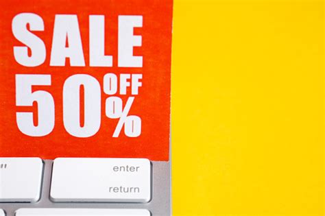 노란색 배경에 흰색 키보드에서 50 할인 비문 빨간색 종이 라벨 복사 공간 0명에 대한 스톡 사진 및 기타 이미지 0명 가격 감소 Istock