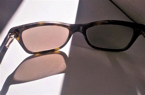 카멜레온처럼 변하는 변색렌즈의 원리