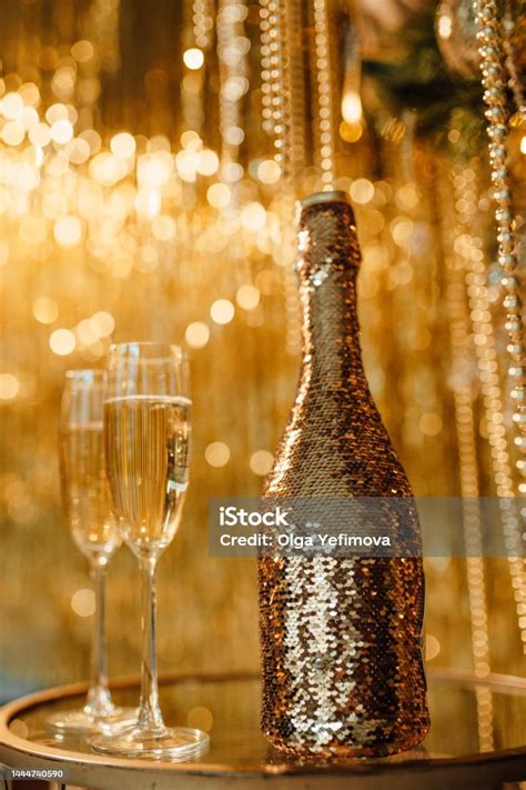 샴페인 병과 안경 대 고급 빛나는 황금 비 장식 비싼 휴일 파티 색종이 조각에 대한 스톡 사진 및 기타 이미지 색종이 조각 샴페인 와인 겨울 Istock