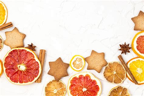 카피 스페이스와 흰색 배경에 다양한 감귤류 진저 브레드와 향신료의 말린 조각의 테두리 0명에 대한 스톡 사진 및 기타 이미지