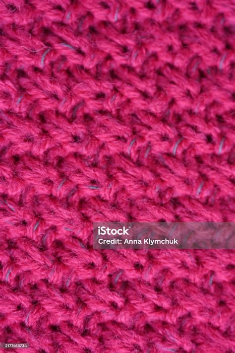니트 울 직물의 분홍색 질감을 배경으로 손으로 짠 바느질 패턴의 부드러운 대칭 선을 그립니다 0명에 대한 스톡 사진 및 기타 이미지 Istock