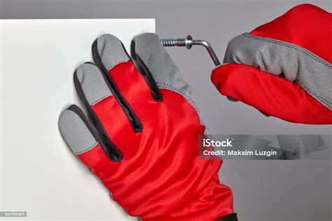 빨간 장갑을 낀 가구 조립자가 육각 렌치로 나사를 조이고 있습니다 복사 공간이있는 새 가구 조립 Diy에 대한 스톡 사진 및