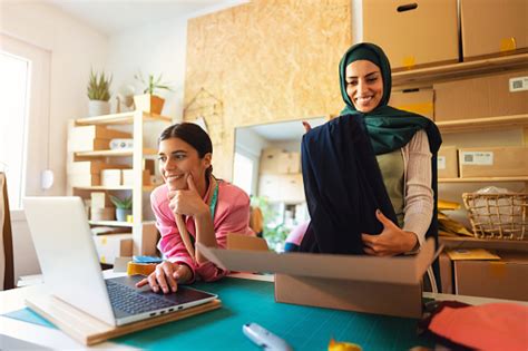 무슬림 사업가는 노트북을 사용하여 제품 주문을 확인하고 검사하고 골판지 상자에 포장합니다 25 29세에 대한 스톡 사진 및 기타 이미지 25 29세 2명 30 34세