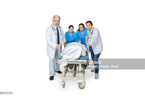 인도 간호사와 의사 팀이 하얀 배경에 고립된 수술을 위해 환자를 수술실로 데려가고 중상을 입은 환자 응급실 건강 관리 개념 35 39세에 대한 스톡 사진 및 기타 이미지