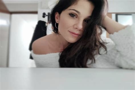 Un Posto Al Sole Daniela Ioia Tutto Sullattrice Che Fa Rosa Età