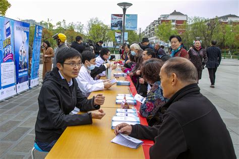 江苏泰州开展广场医保政策宣传暨专家义诊活动 搜狐大视野 搜狐新闻