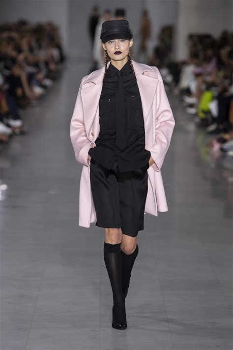 Групповые выходы, костюмы и косички — на показе Max Mara весна-лето 2020