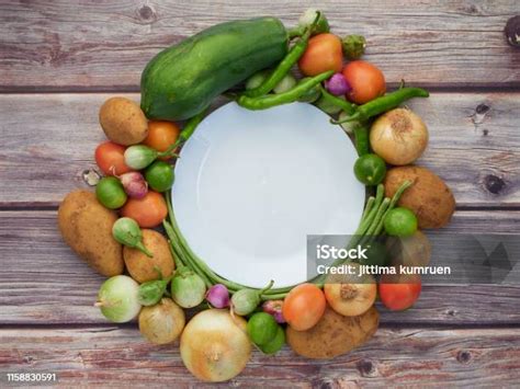 나무 테이블 양파 라임 토마토 고추 야드 롱 콩 감자 파파야 샬롯 태국 가지에 배치 신선한 야채 0명에 대한 스톡 사진 및 기타 이미지 Istock