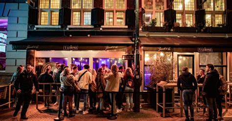 ‘behulpzame Mannen Bestelen Dronken Jongen Op Stratumseind Maar Vergeten Cameratoezicht