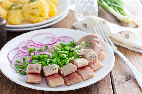 수제 소금에 절인 청어는 녹색과 샐러드 양파가있는 접시에 조각으로 자르고 선택적 초점 건강한 생활방식에 대한 스톡 사진 및 기타 이미지 건강한 생활방식 건강한 식생활