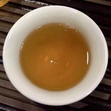2005年班章有机青饼鸿顺昌茶王珍品生普洱茶中国云南宏顺生态茶厂本品选用有机认证的班章茶园原料制作香气独特汤色红浓明亮滋味醇厚回