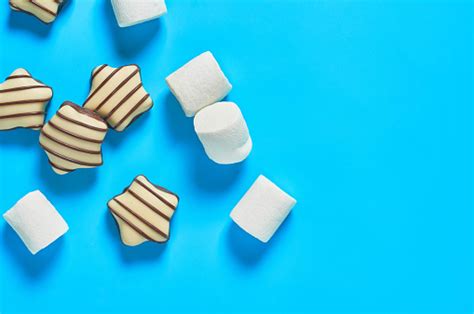 별 모양의 줄무늬 흰색과 다크 초콜릿 캔디는 실린더 형태의 마시멜로가 파란색 싱크대에 놓여 있습니다 텍스트의 공백입니다 맨 위 보기 갈색에 대한 스톡 사진 및 기타 이미지