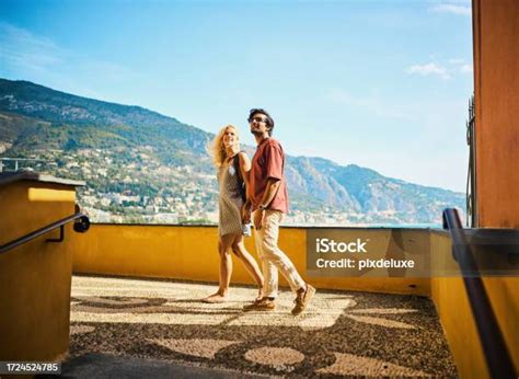 젊은 밀레니엄 세대 부부는 프랑스 남부를 여행하는 동안 망통 여행을 즐기고 있습니다 여행 주제에 대한 스톡 사진 및 기타 이미지 여행 주제 여행 개념 휴가 Istock
