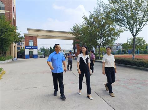 德清县教育局局长施敏丽一行调研徐家庄小学开学准备情况