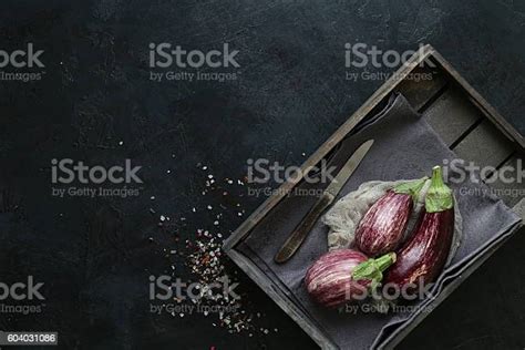 어두운 슬레이트 배경 위에 검은 그릇에 가지 품종 오버 헤드 0명에 대한 스톡 사진 및 기타 이미지 0명 가지 채소 과일 Istock