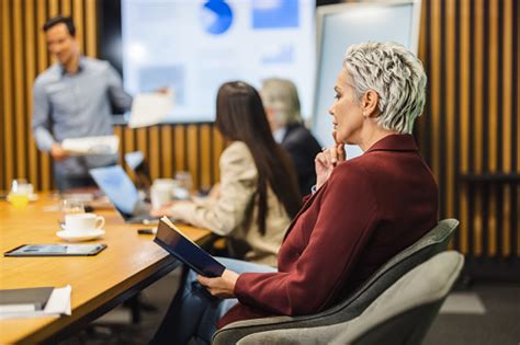 성숙한 백인 여성 Ceo와 사업가가 회의실에 앉아 있다 35 39세에 대한 스톡 사진 및 기타 이미지 35 39세 40 44세 55 59세 Istock