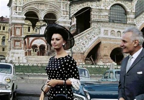 კალთაში ჩამიჯდა კი დავიბენი მაგრამ შემდეგ ცოტა ჭკუაზე მოვედი და მოვეფერე სოფი ლორენი და