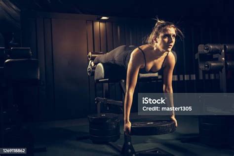 여자 선수는 체육관에서 열심히 훈련 피트니스와 건강한 삶의 개념 스포츠에 대한 스톡 사진 및 기타 이미지 스포츠 20 24