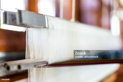 닫기 최대의 화이트 실크 길 쌈 기계에 태국 전통 실크 수 제 실크 섬유 직조 기 길 쌈 Weft에 대한 스톡 사진 및 기타 이미지 Weft 고대의 공예 Istock