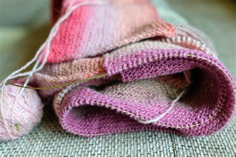 니트 의류 창조 과정에서 액세서리 뜨개질 바늘과 실 공 다채로운 노랑 분홍색 회색 직물 바늘을 가진 다른 색깔의 모직 털 털 0명에 대한 스톡 사진 및 기타 이미지 Istock