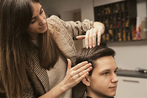 미용실 마스터는 이발소에서 헤어 스타일링 클라이언트를합니다 남성의 패션과 스타일 헤어 케어 뷰티 산업 이발소 개념 이발소 남자