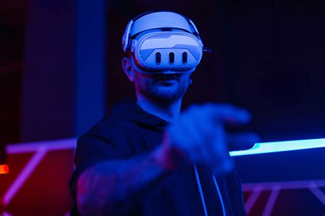 어두운 배경에 가상 현실의 안경을 쓴 수염을 가진 젊은 남자 증강 현실 과학 미래 기술 개념 가상현실 가상 프로젝션이 가능한 미래형 3d 안경 네온 불빛 35 39세에 대한