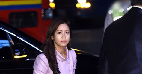 [포토엔]경수진 경찰도 쳐다보게 만드는 탄력 각선미