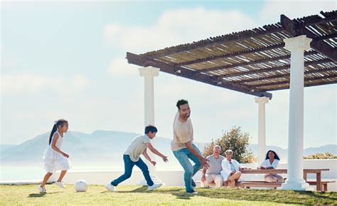 축구 행복하고 가족 가정 정원에서 스포츠를 통해 학습 유대감 및 피트니스를 즐길 수 있습니다 여름 방학 주말 및 교육을 위해 뒤뜰에서 아이들과 노는 남자와 함께 휴식 훈련