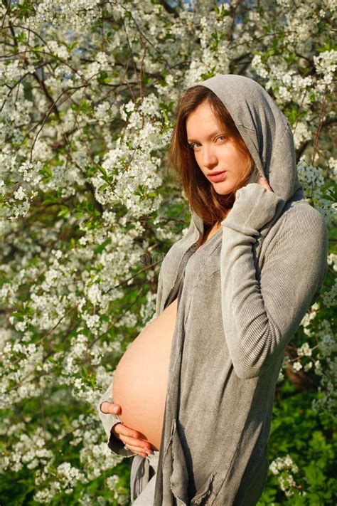 Mooie Zwangere Vrouwen Blazende Ballon Stock Afbeelding Image Of