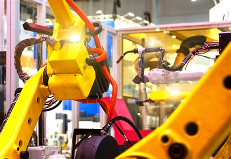 측면 생산 및 금속 부품 Slective 초점의 처리에 노란색 로봇 산업 라인 Cnc 장치에 대한 스톡 사진 및 기타 이미지 Cnc 장치 Stem 주제 공장 산업