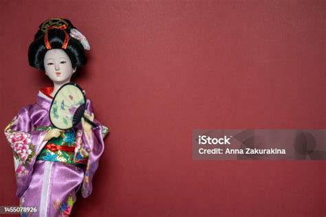 전통 의상을 입은 아시아 도자기 인형 손에 팬을 들고 빨간색 배경 복사 공간 텍스트 장소 동양 문화 공휴일에 대한 스톡 사진 및 기타 이미지 Istock