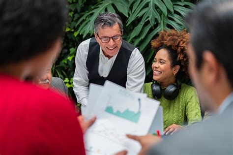 비즈니스 직원 그룹이 이사회 회의실에 모여 회사 문제를 논의하는 자연의 샷입니다 라틴 아메리카 문화에 대한 스톡 사진 및 기타