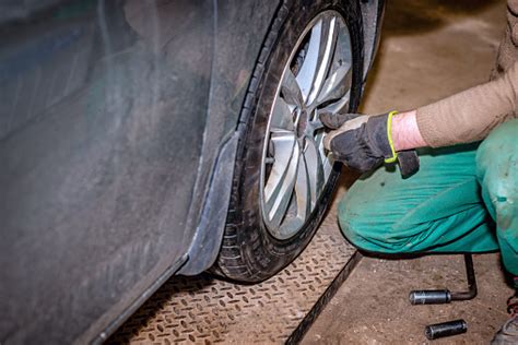 계절별 타이어 교체 자동차 바퀴를 변경 하는 자동 정비사 가을에 대한 스톡 사진 및 기타 이미지 가을 겨울 계절 Istock