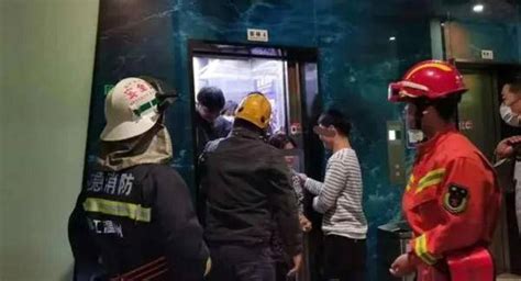 暖心！惊险瞬间，丈夫第一时间护住妻子！电梯人员案例