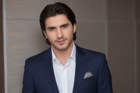 دختر سکسی بدن گوشتی نیم تنه قرمز چاک سینه مشخص مو چتری چشم آبی