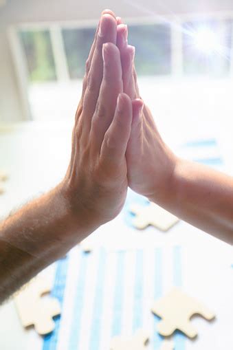 비즈니스와 재무 관리 검토 핸드셰이크 수석 매니저와 책상 위의 직원 2명에 대한 스톡 사진 및 기타 이미지 2명 개선 검사 보기 Istock