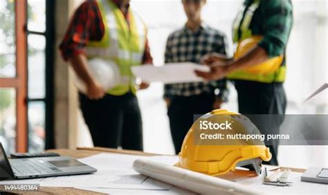 함께 일하는 엔지니어 팀은 현대 도시의 건설 현장에서 작업자 헬멧 안전모를 착용합니다 아시아 산업 전문 팀 건설업자에 대한 스톡 사진 및 기타 이미지 Istock