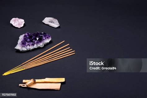 자 수정 석 영 크리스탈 돌 팔로 산 나무 향기로운 검은 배경에 하고있다 0명에 대한 스톡 사진 및 기타 이미지 0명 검은색 결정체 Istock