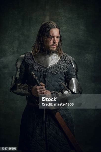 어두운 배경에 고립 된 큰 칼을 들고 더러운 상처 얼굴과 중세 전사 또는 기사의 이미지잔인한 세리우오스 남자의 반 길이 초상화 남자에 대한 스톡 사진 및 기타 이미지