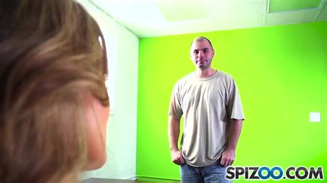 잘 생긴 보스에게 보지를 주는 금발 창녀와 섹스하는 여자들 Cnn Amador