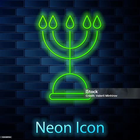 빛나는 네온 라인 하누카 메노라 아이콘 벽돌 벽 배경에 고립 하누카 전통 상징 휴일 종교 빛의 유대인 축제 벡터 일러스트레이션 12월에 대한 스톡 벡터 아트 및 기타 이미지