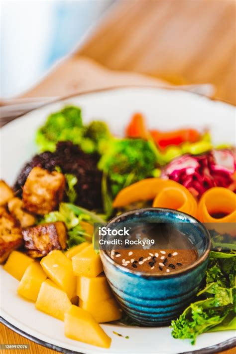 두부 검은 쌀 케일 비트 뿌리 망고 참깨 타히니 드레싱을 곁들인 맛있는 음식 그릇 식물 위주 식단에 대한 스톡 사진 및 기타 이미지 식물 위주 식단 망고 보울